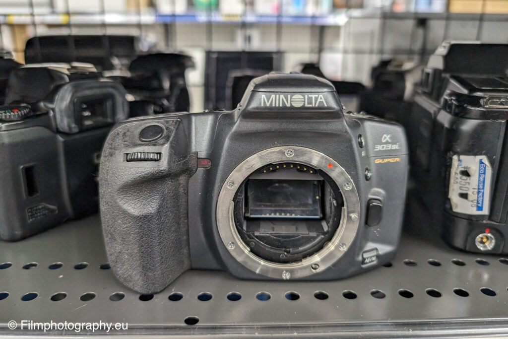 Minolta Alpha 303si Super - Features, batteries and films